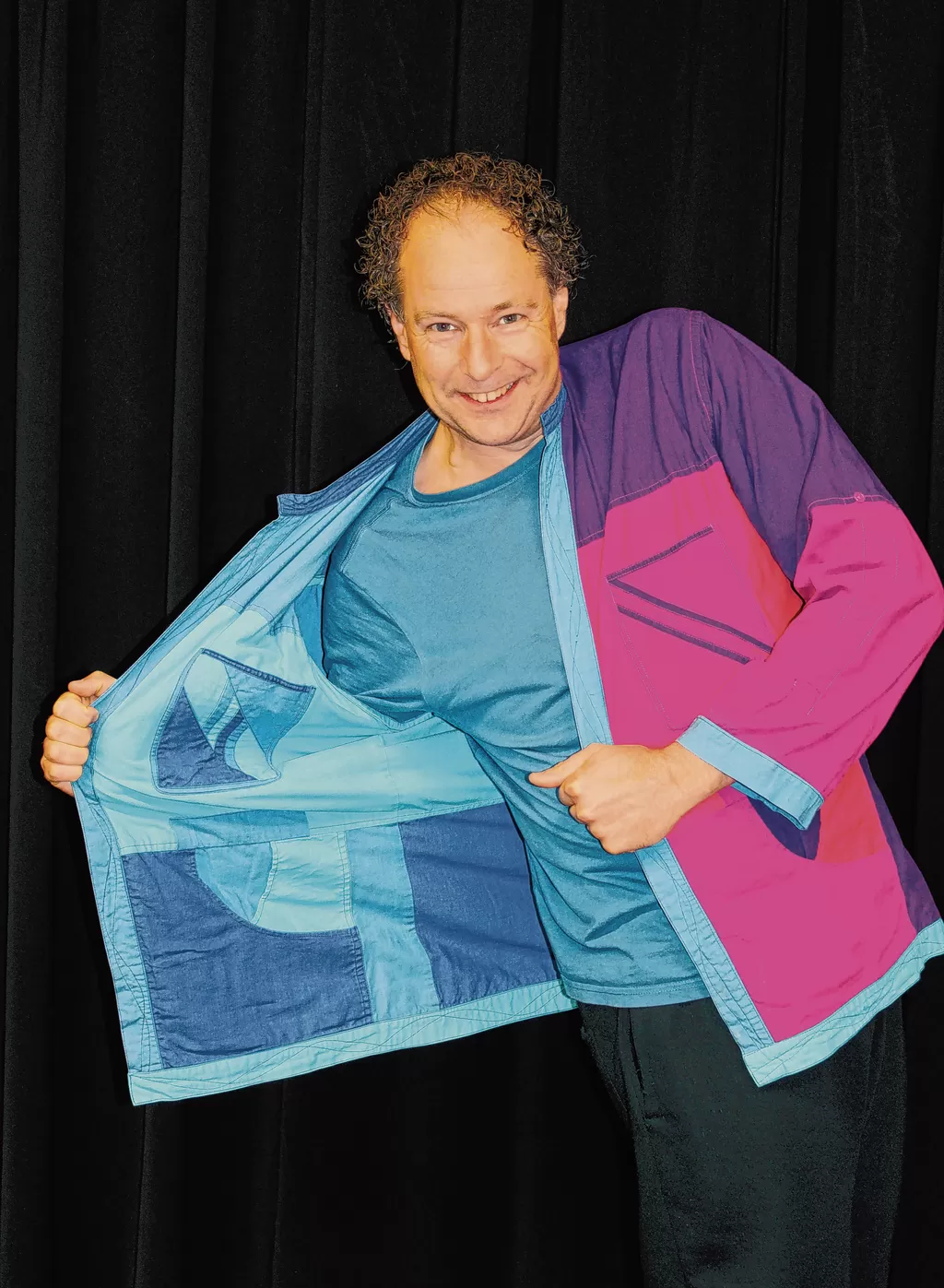 Hilarisch optreden van cabaretier Arie Vuyk in Gouverneurshuis